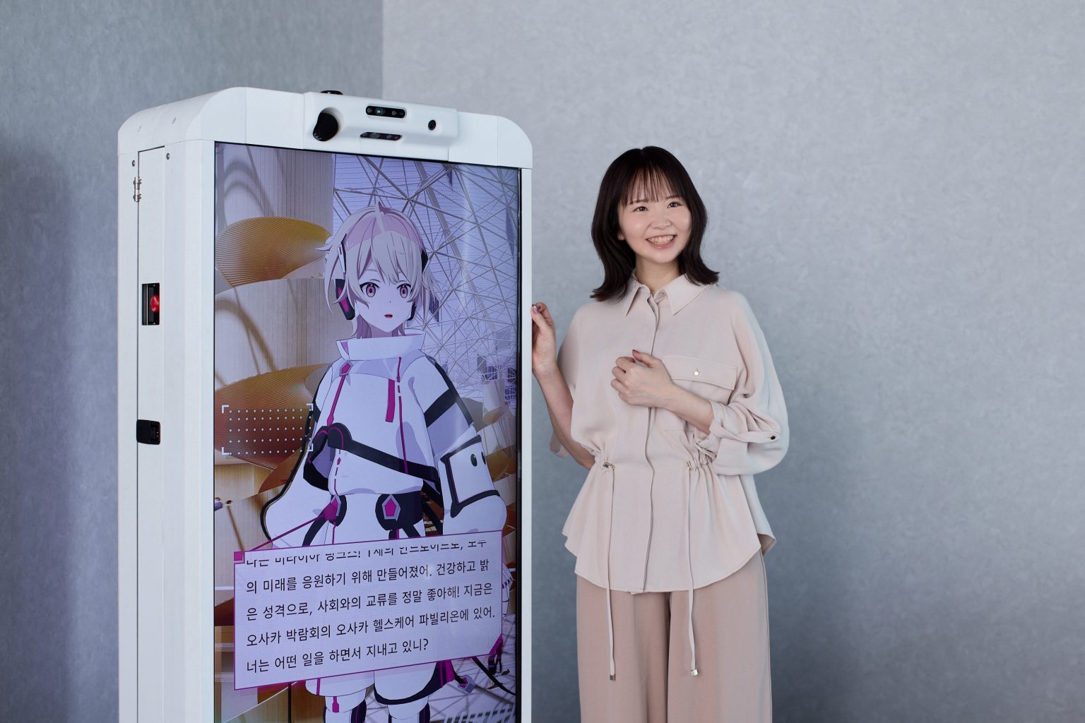 【声優・佐藤みゆ希さん × 万博PJ】エンジニアの皆さんが生み出した、AIの声を担当できて光栄です - BREXA Tech ONLINE MAGAZINE