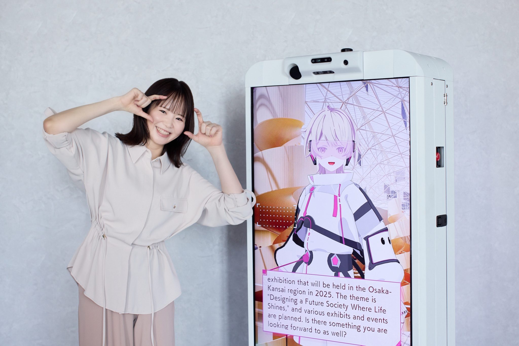 【声優・佐藤みゆ希さん × 万博PJ】エンジニアの皆さんが生み出した、AIの声を担当できて光栄です - BREXA Tech ONLINE MAGAZINE